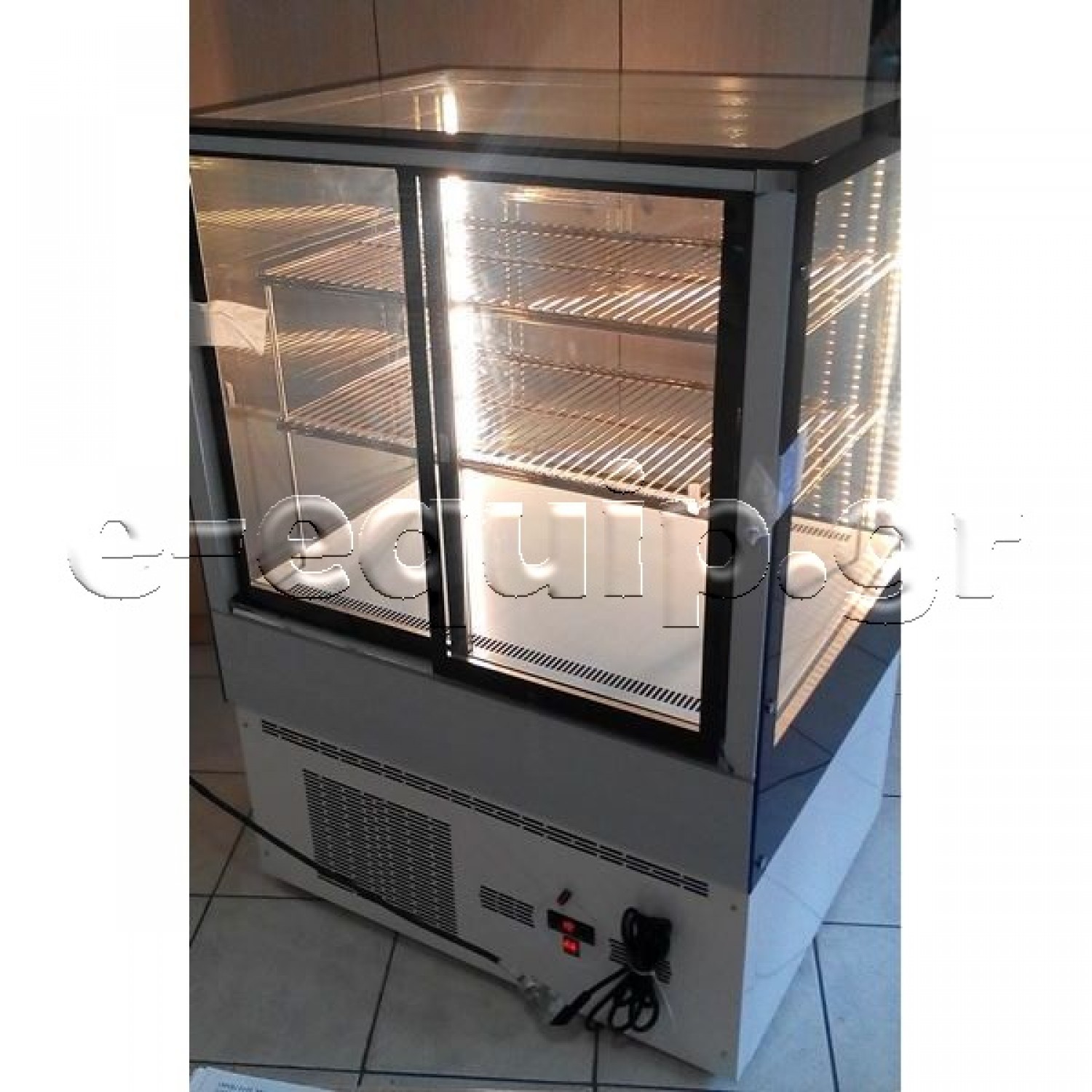 Βιτρινα ψυχομενη με επενδυση 137x75x130 SNACK LUX